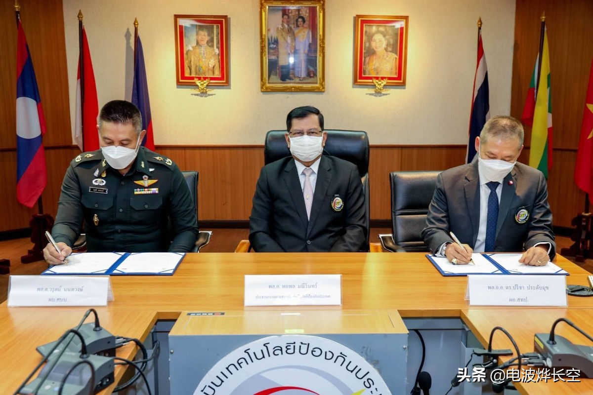 Who said there are only rainbows and pterosaurs?The domestic Longhawk ...