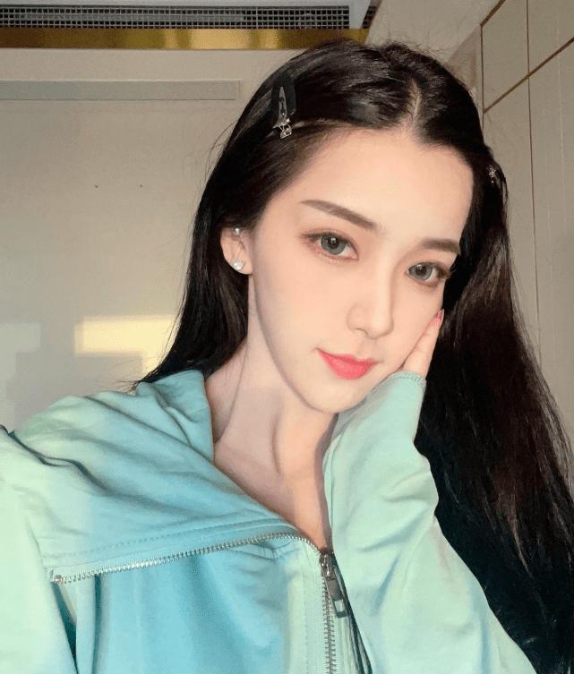 Hua Shanshan took a group photo on her birthday, each of the ...