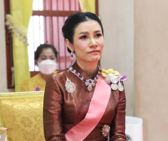 36-year-old Sinina finally regained her consciousness and supported her ...