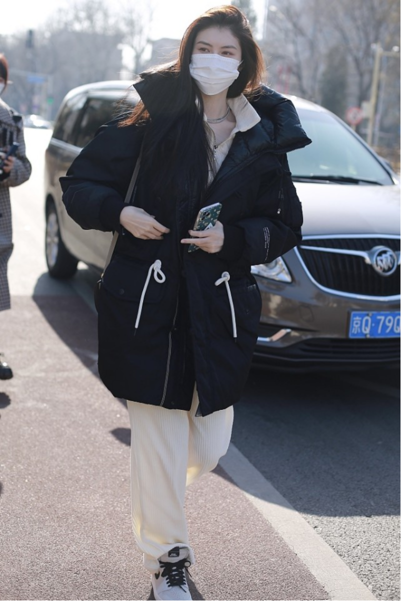 He Sui appeared in the rehearsal of "Spring Festival Gala" in a low-key ...