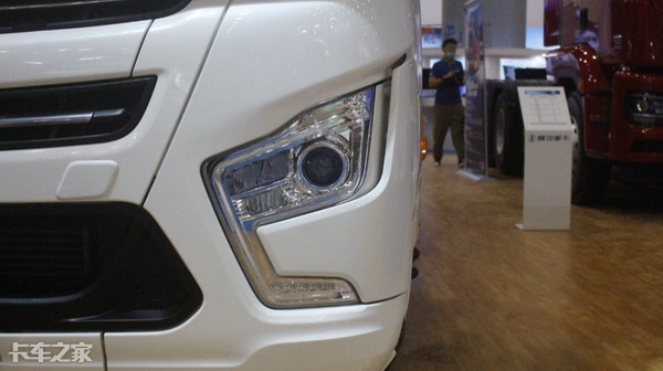 How luxurious is the Shaanxi Automobile Delong X6000 configuration ...