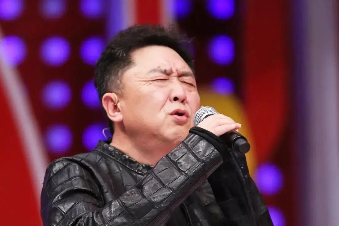 Yu Qian, the queen of cross talk, looks chic and happy, but she is ...