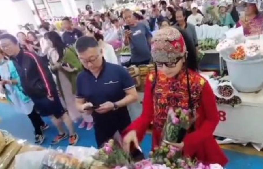 Yang Liping appeared in the flower market in a red dress, dressed up ...