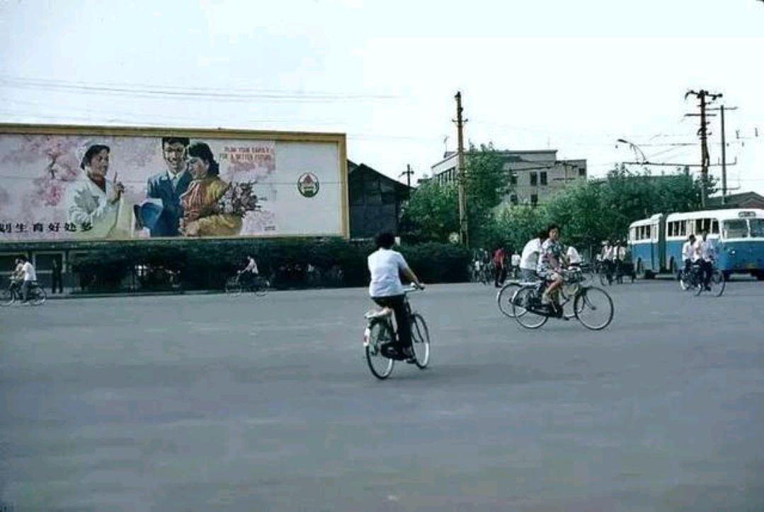 Looking at the old photos of Chengdu, Sichuan in 1984, look at these ...