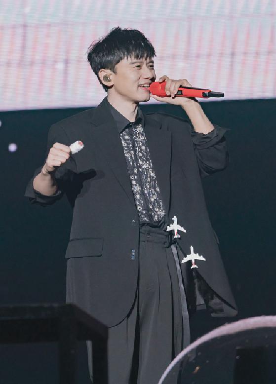 Zhang Jie appeared in the Zhangjiajie recording program, his thumb and ...