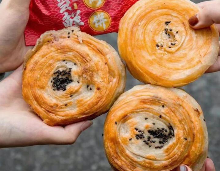 Beef patties on Shunde Pedestrian Street, 5 yuan a piece of burnt ...