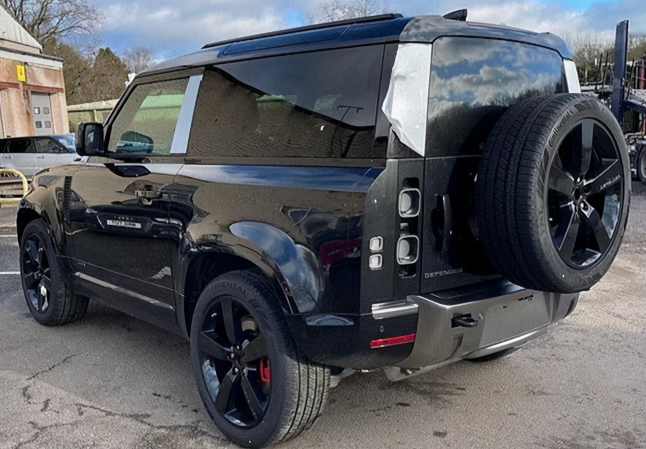 Two-door Land Rover Defender: exactly like the enlarged version of ...