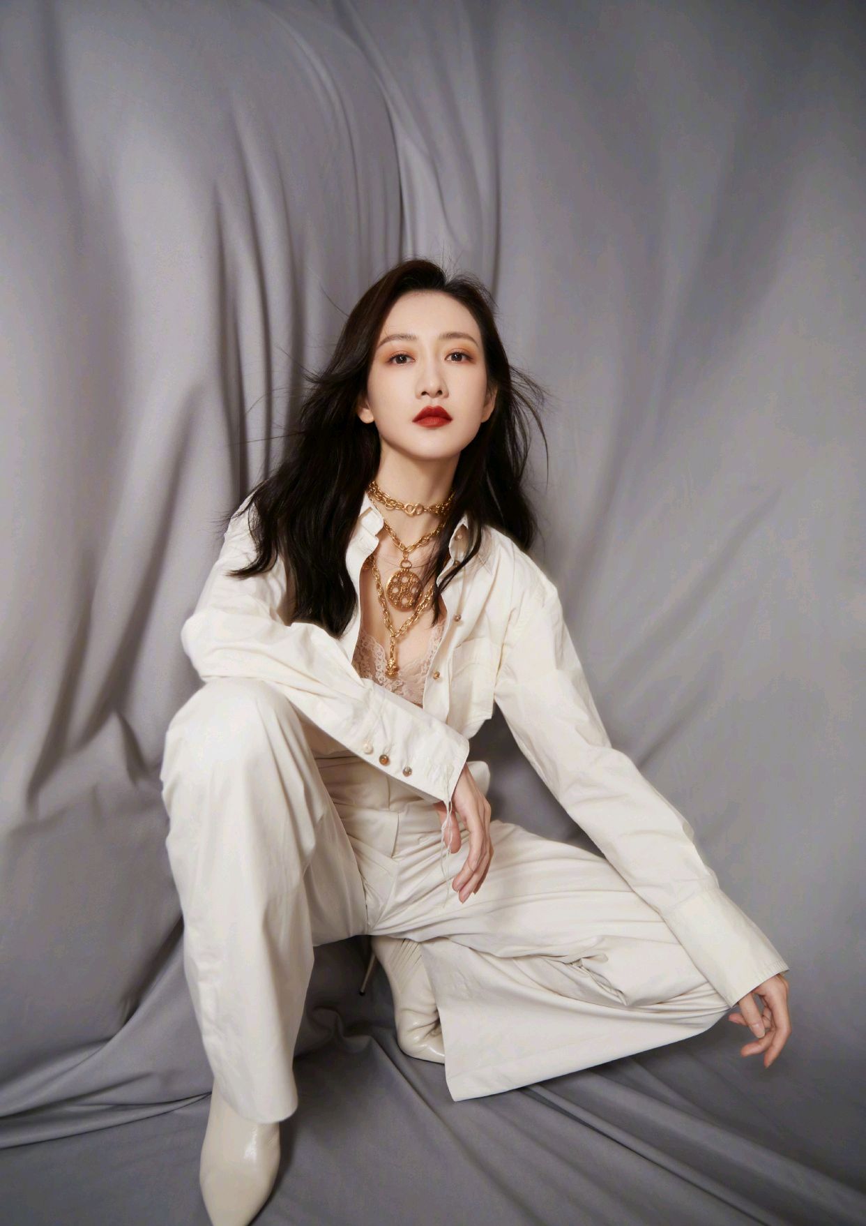 Wang Ou is very temperamental, and plain clothes can't block the charm ...