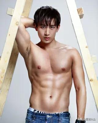 Cheng Yi-Super sexy muscle photo, I didn't expect the delicate face to have such a strong body ...