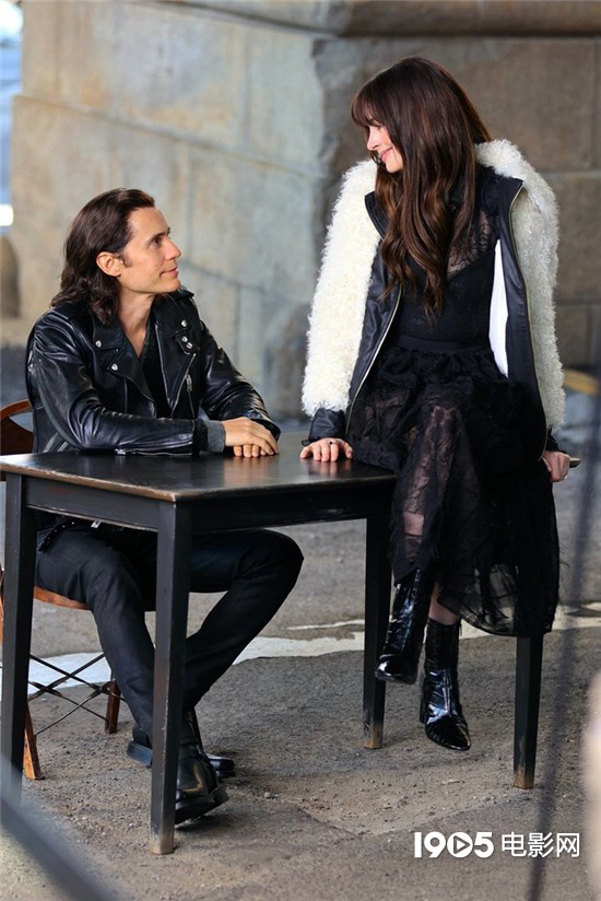 Master Leto and Hathaway hold hands in the new film hot filming and ...