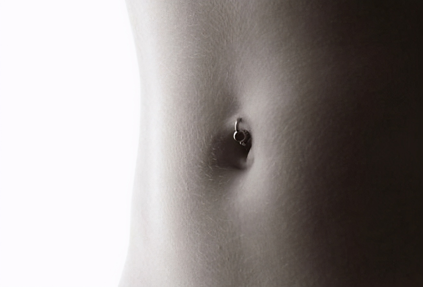The belly button is an important health point for the human body ...