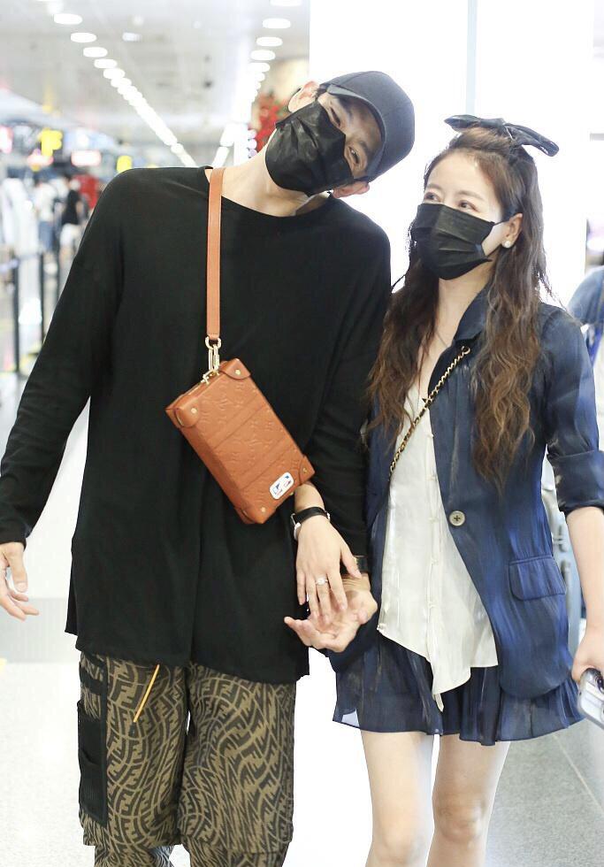 Jing Chao spoils his wife as a girl, Li Lin wears shorts with a bow and is full of vitality ...