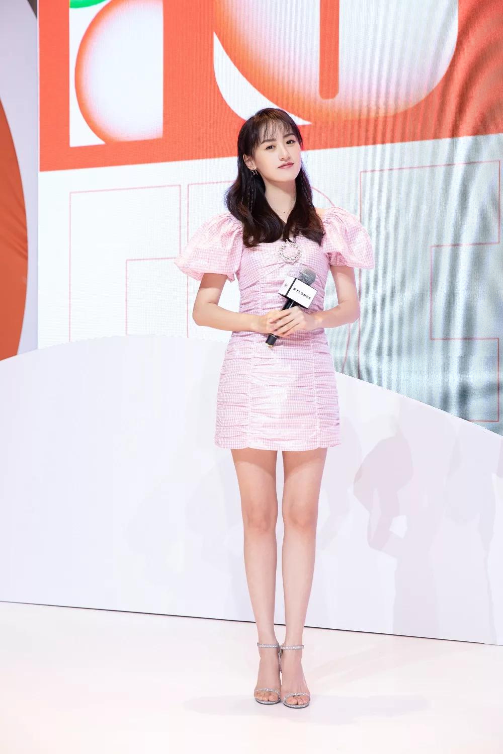 "School Flowers in White and Long Legs" Yuan Bingyan - iNEWS