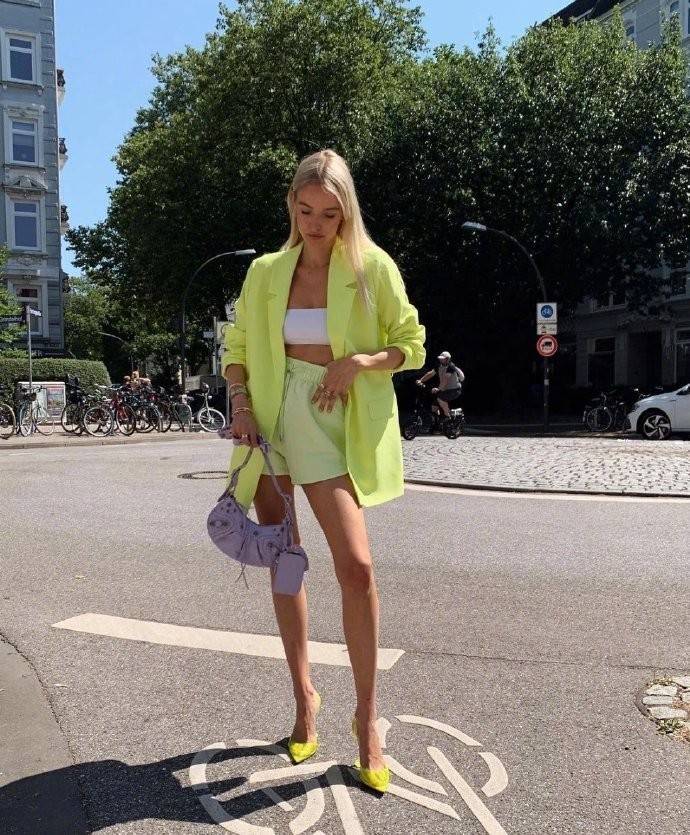 This little German fashion blogger has great color matching ability ...