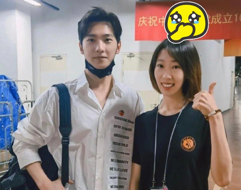 What does Yang Yang look like in real life?Appearing at the backstage ...