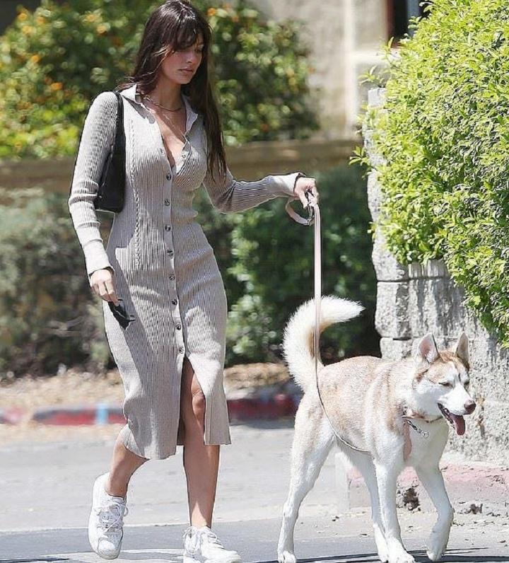 Supermodel little AA is super hot!Show off the graceful S-curve on the ...