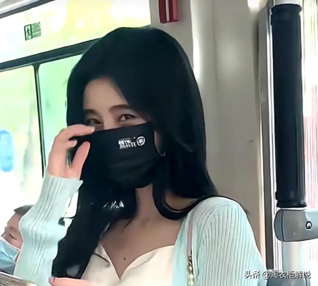 Netizens ran into Ju Jingyi by bus - iMedia
