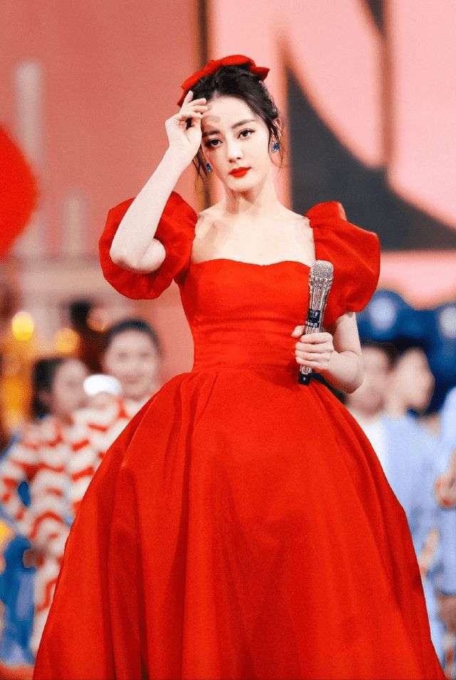 Reba's red dress live broadcast, finally, not afraid of showing off his ...