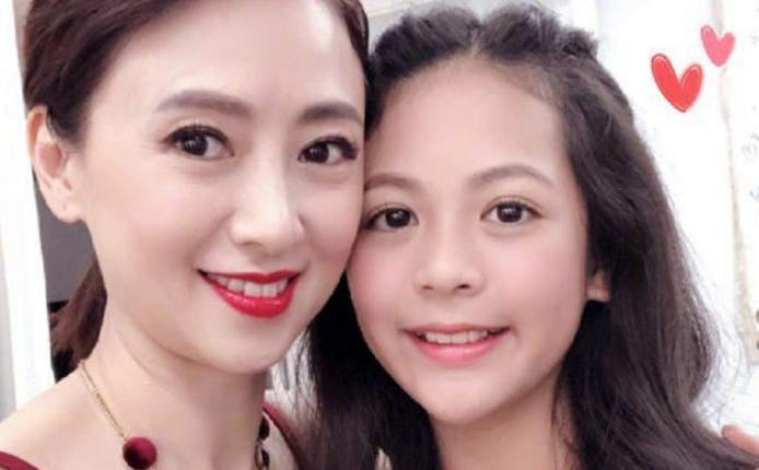 Weng Hong's daughter "grows up like a face-slap" was originally ...