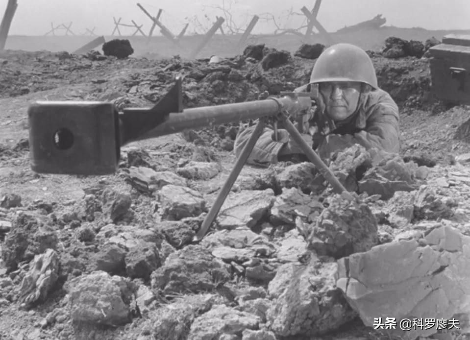 This large-caliber rifle can easily penetrate the tank, such as hitting ...