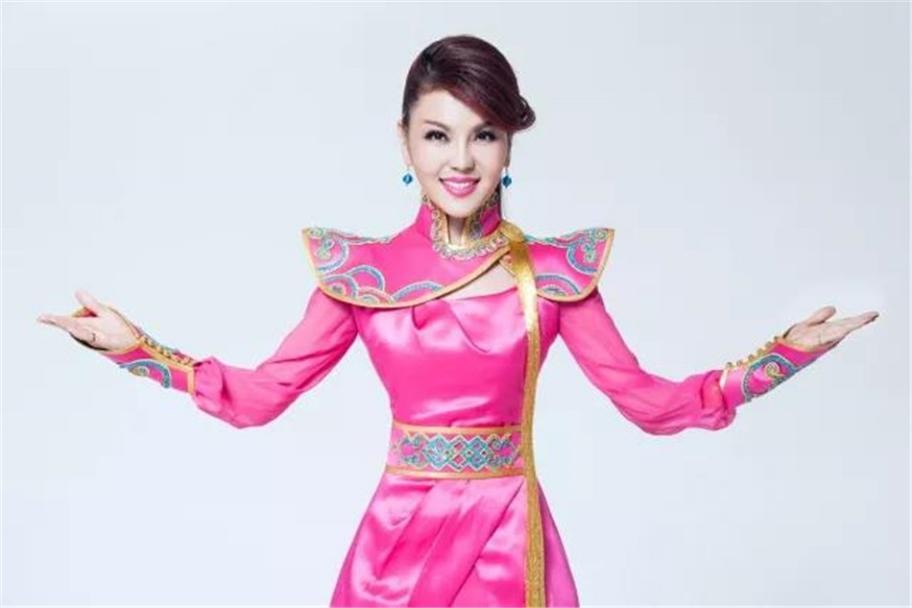 The famous singer Ulan Tuya sings out of the grassland, but can't keep ...