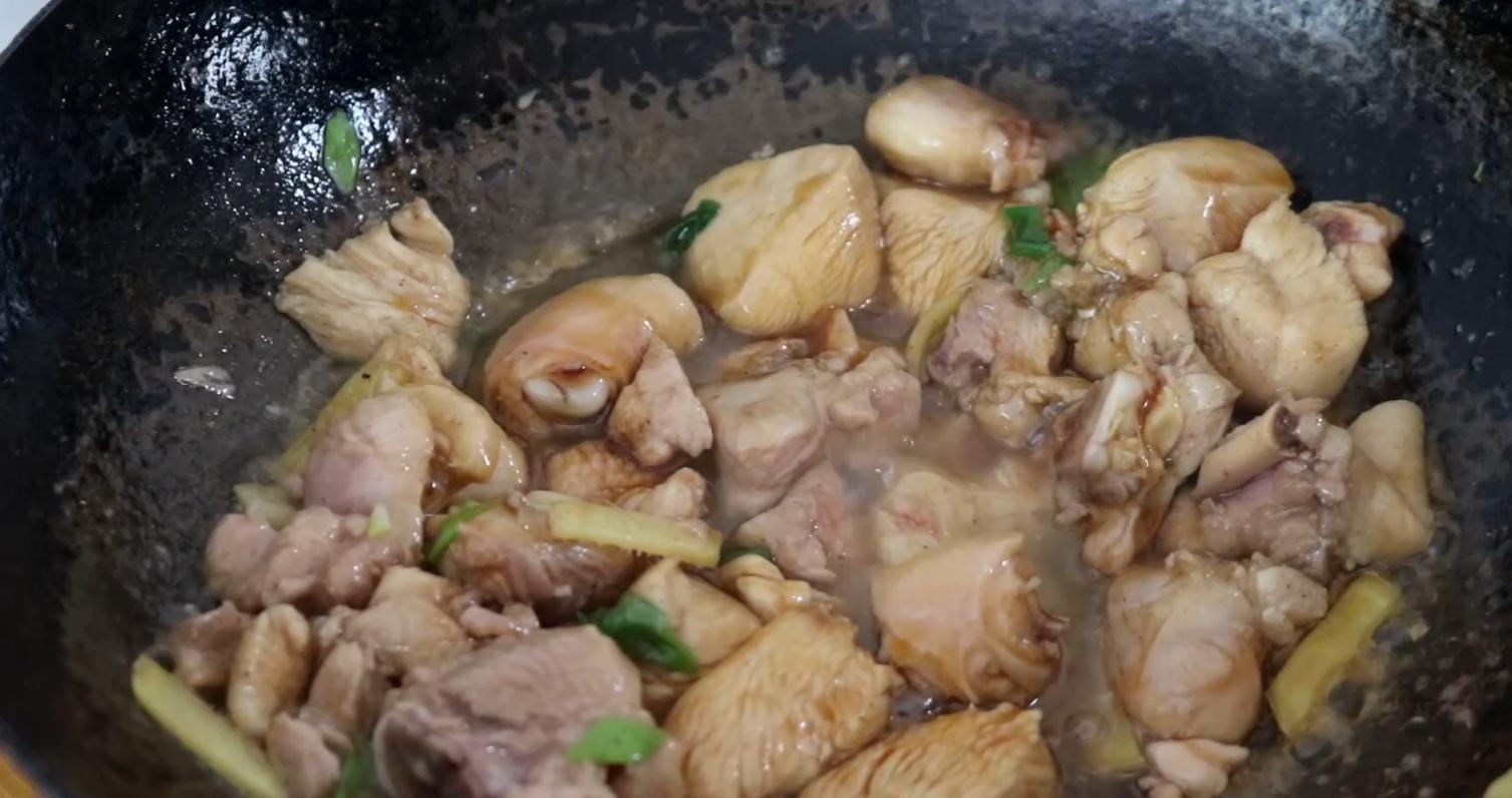 When stewing chicken, it is best not to blanch it directly. It depends ...