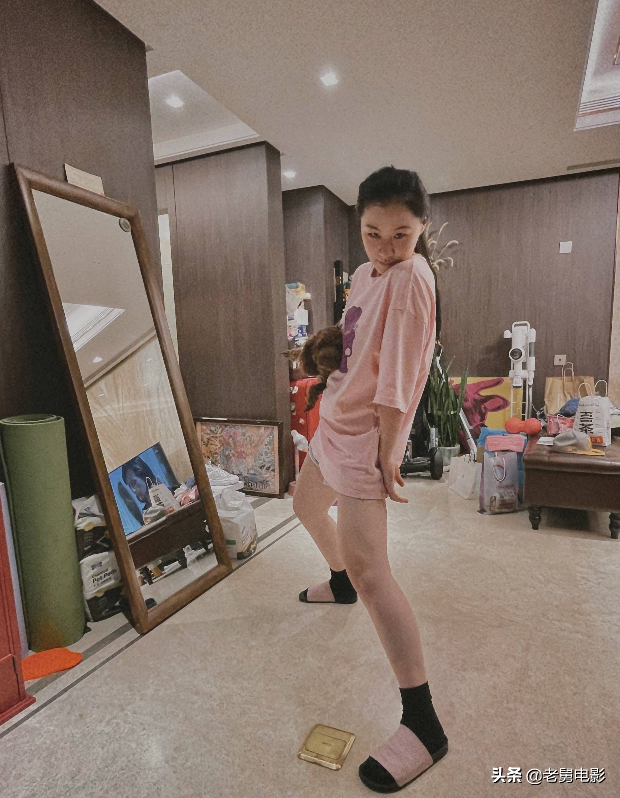Jin Jing, who scrambles for the camera in "Extreme Challenge", behind ...