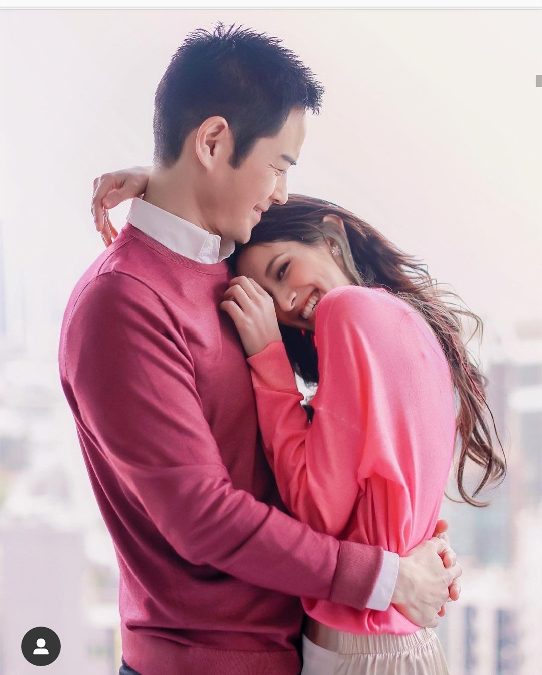 Zheng Jiaying and his wife Chen Kailin took pictures on the roof of the building, the lens is ...