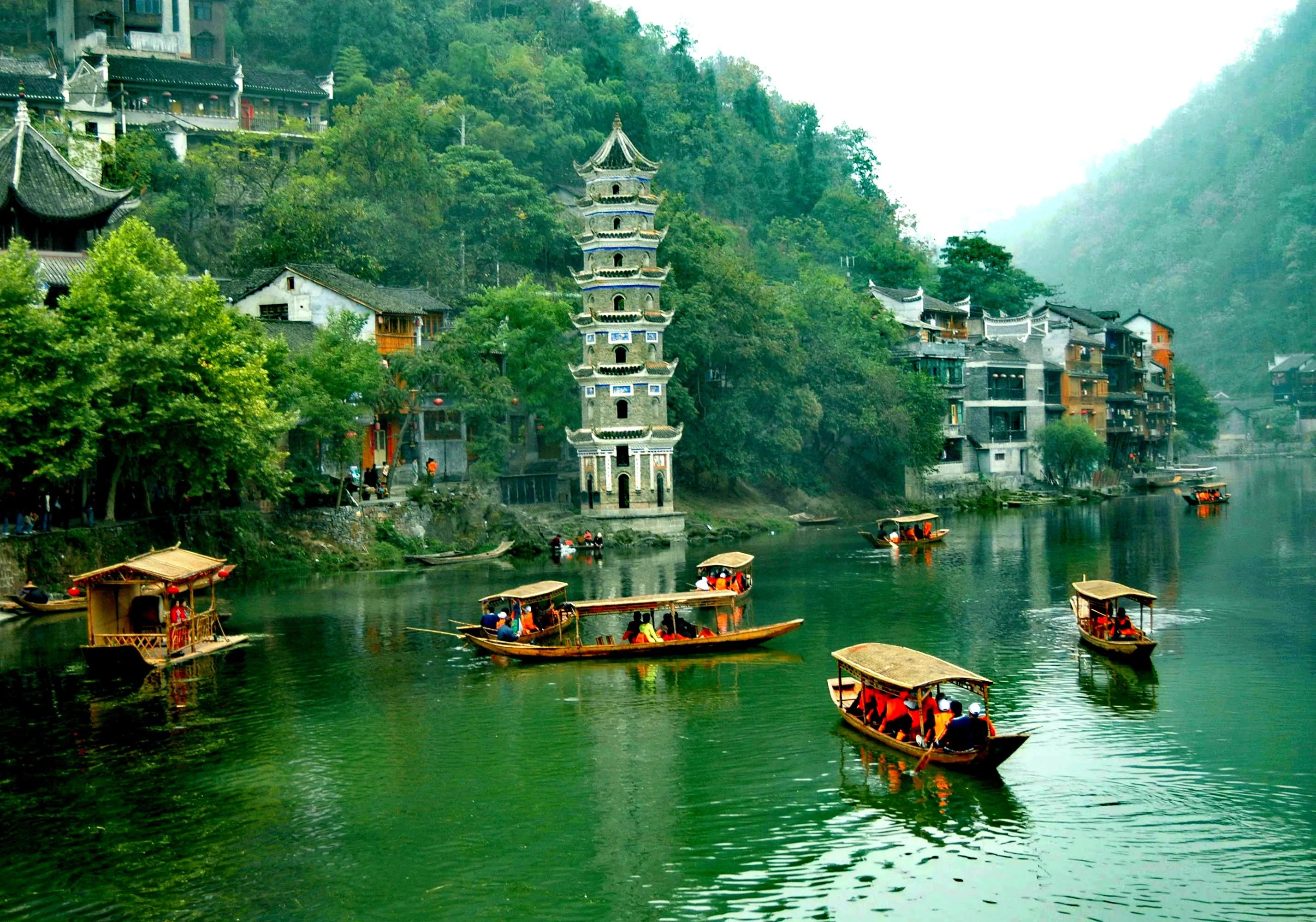 Boating on the Tuojiang River to enjoy the beautiful scenery - iNEWS
