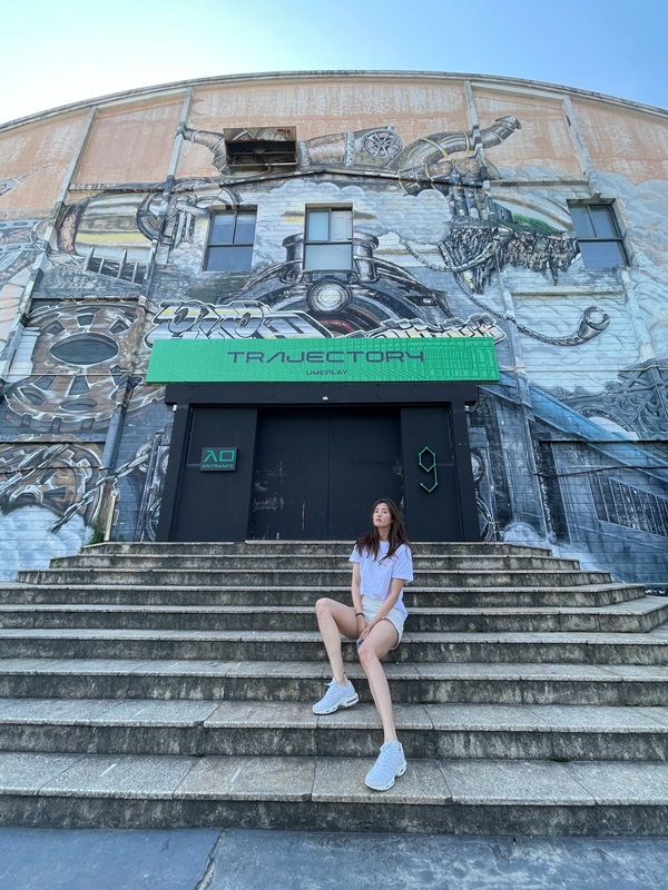 Shanghai football goddess Zhao Lina suns fresh summer street shots ...