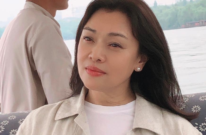 Shi Ke is in the same frame as the billionaire husband, and he walks in ...