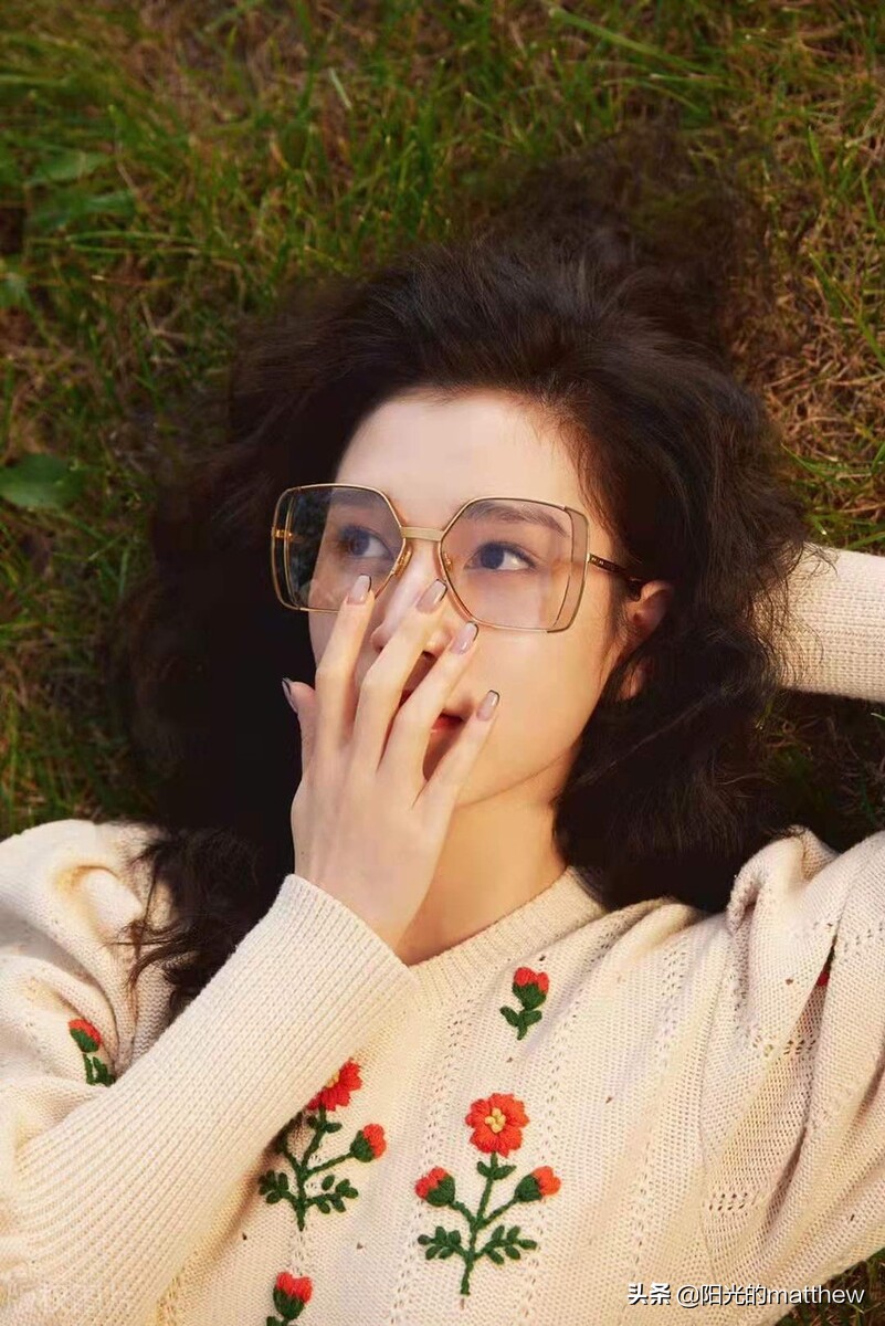 Ruan Ju wears an embroidered sweater with a big wavy hairstyle, a ...