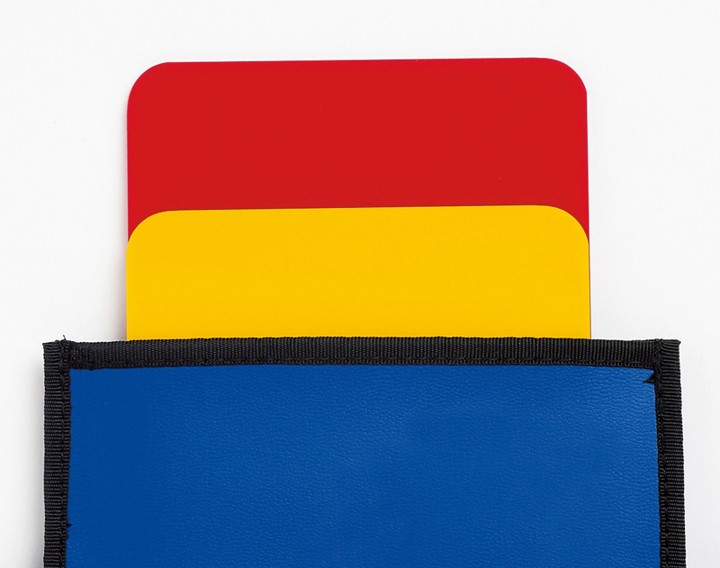 The "weapon" of the volleyball referee in the game-red and yellow cards ...