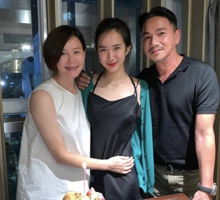 The famous Hong Kong star's 20-year-old daughter has a good face and is ...