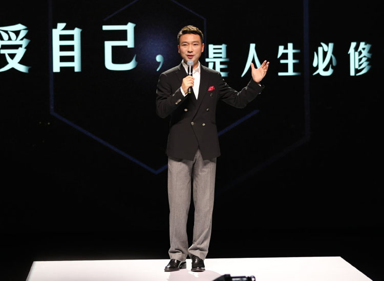 Kang Hui presided over the styling and stepped on thunder. His trousers ...