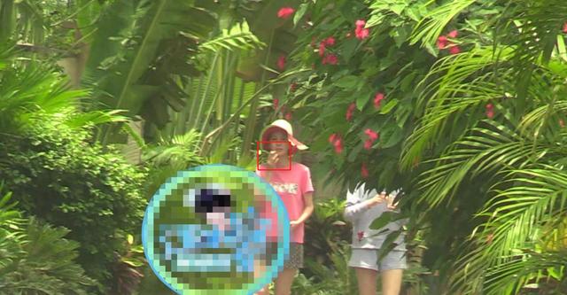 Angelababy was photographed smoking with a friend, her posture was ...