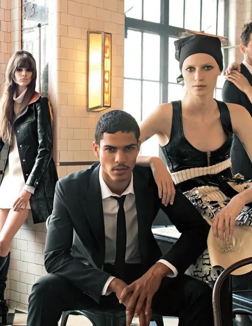 Well-known male model appeared in HER's new MV - iNEWS