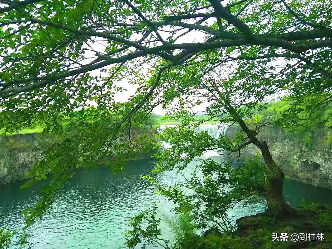 Jingbo Lake Diaoshuilou Waterfall, there is a canyon under the flat ...