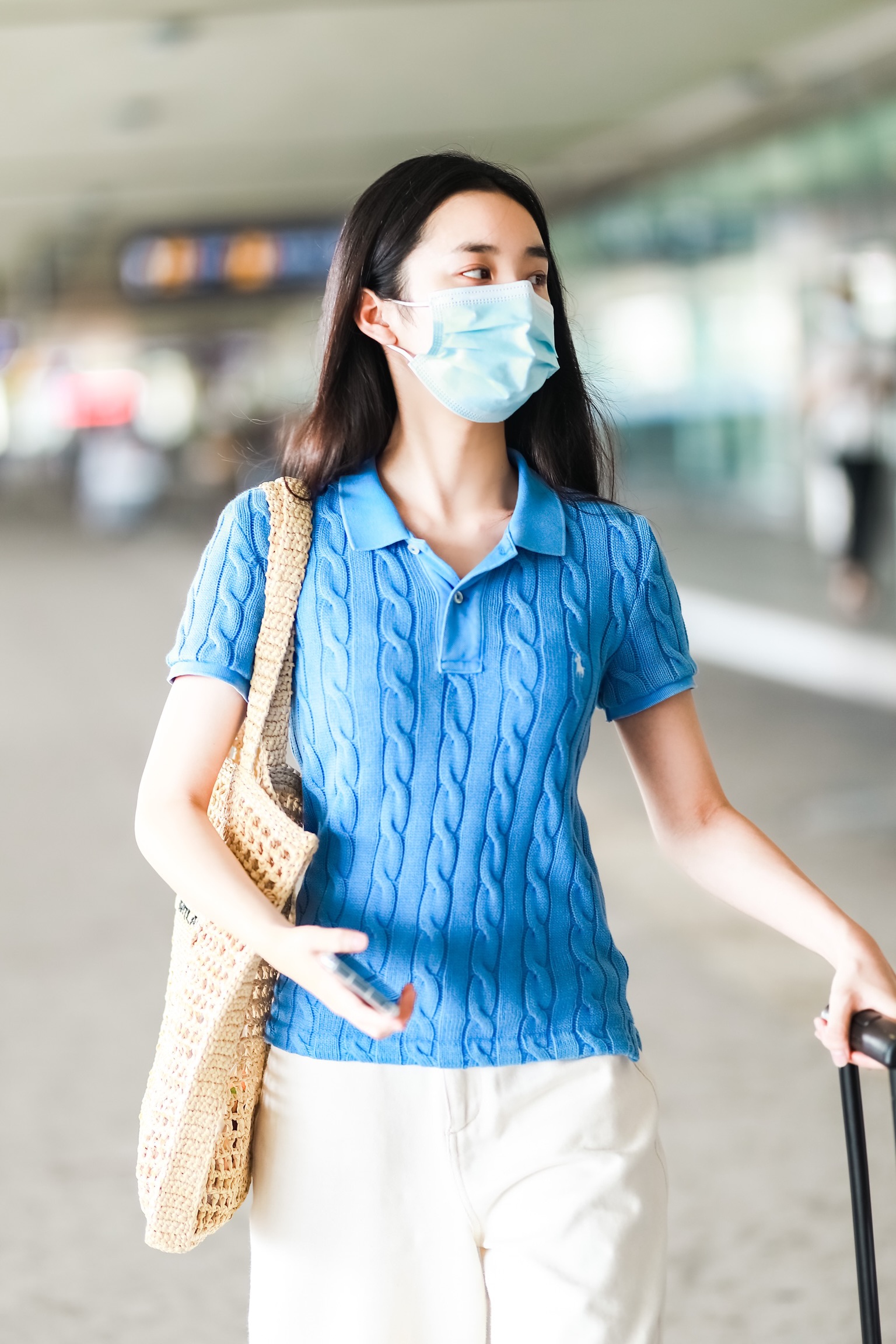 Fan Shiran appeared in the airport in simple dress, blue and white ...