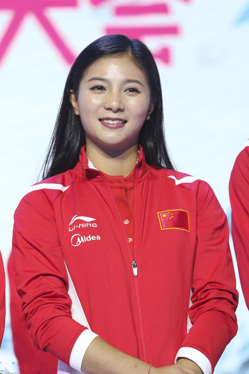 He Zi, the goddess of diving, took a photo with her husband and ...