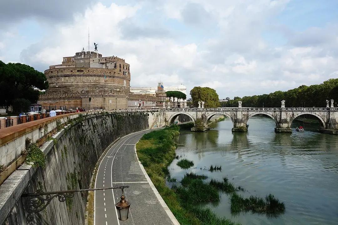 The 300 statues sunk into the bottom of the river are performance art ...