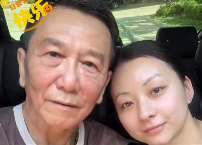Zhao Ting and her 20-year-old husband show affection, and their third ...