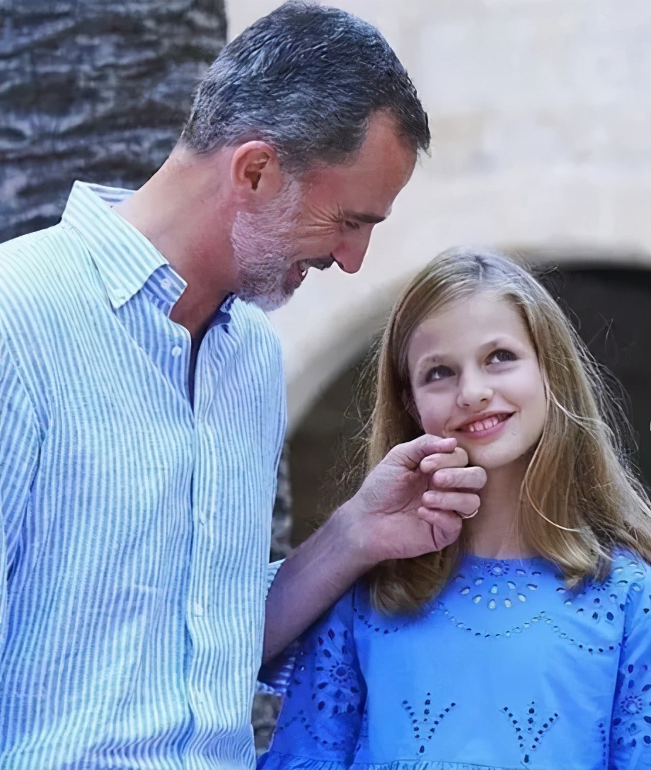 15-year-old Spanish queen - iNEWS