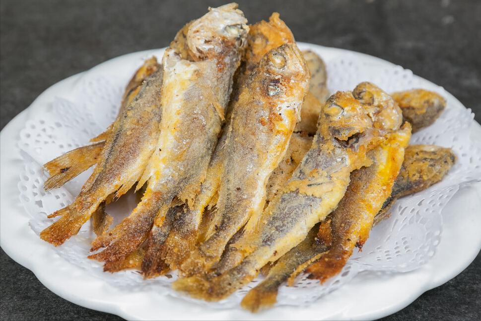 Deep-fried small yellow croaker, don't just add flour to it, put 2 more ...