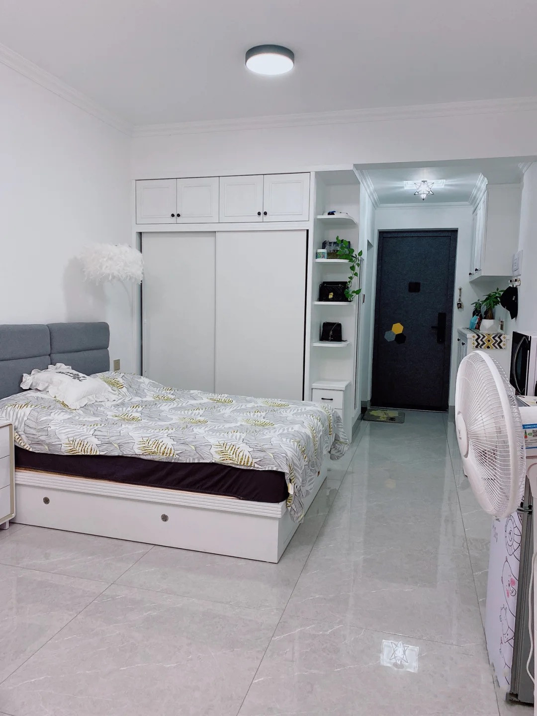 Her home is only 37 square meters, the living room and bedroom are ...
