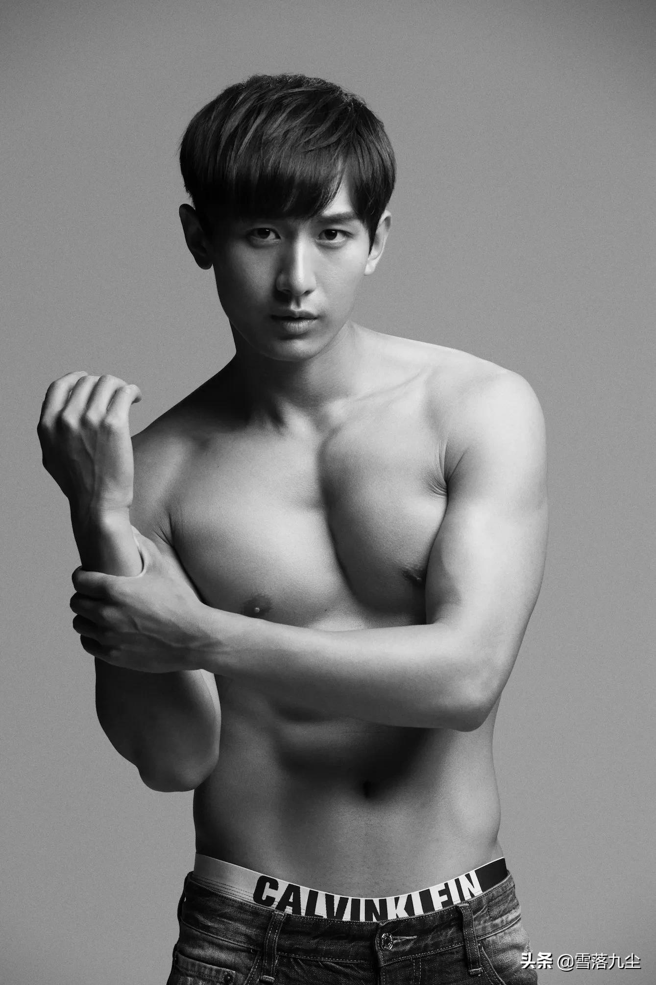 Cheng Yi-Super sexy muscle photo, I didn't expect the delicate face to have such a strong body ...