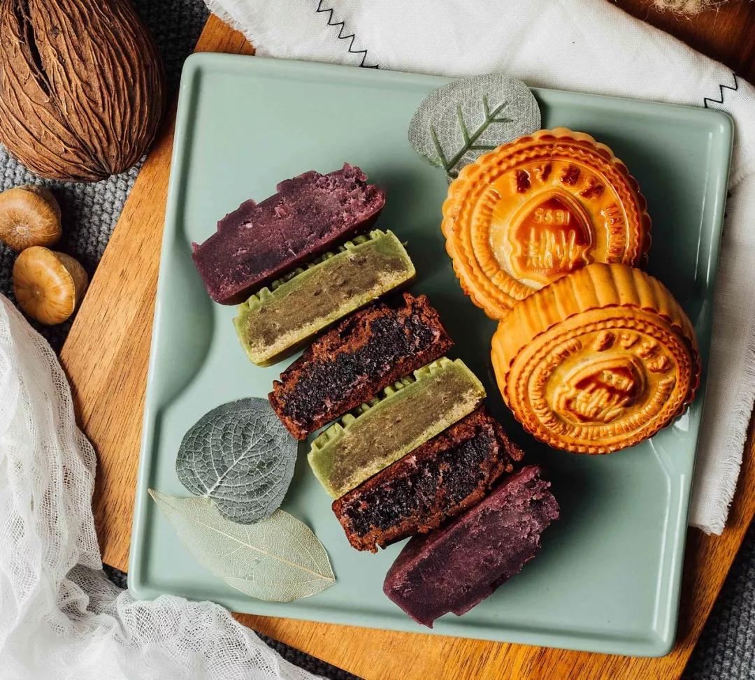 Why eat moon cakes on Mid-Autumn Festival?Is it from Liu Bowen?Or "I ...