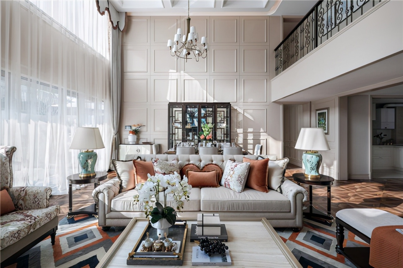 The 270-square-meter three-bedroom room twists around the boundary ...