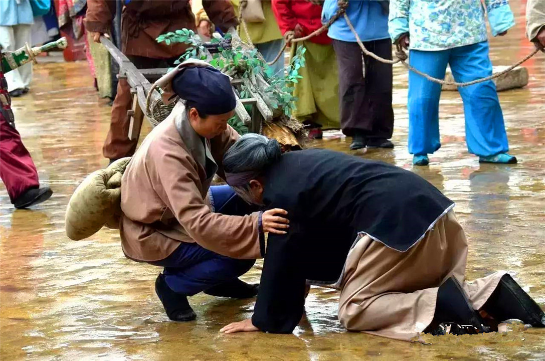 What is the origin of people who split their little toenails in two?Are ...