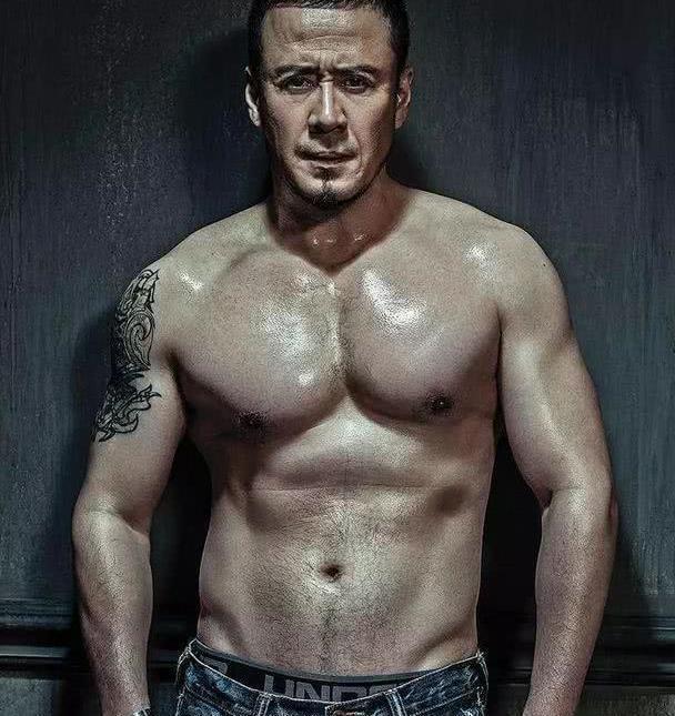 49-year-old Yang Kun loves fitness, has strong muscles, and got rid of ...